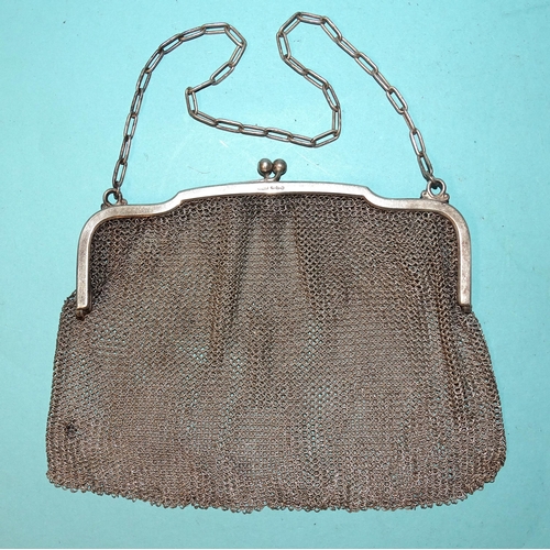 A Continental silver chainmail purse with import marks for London 1915 ...