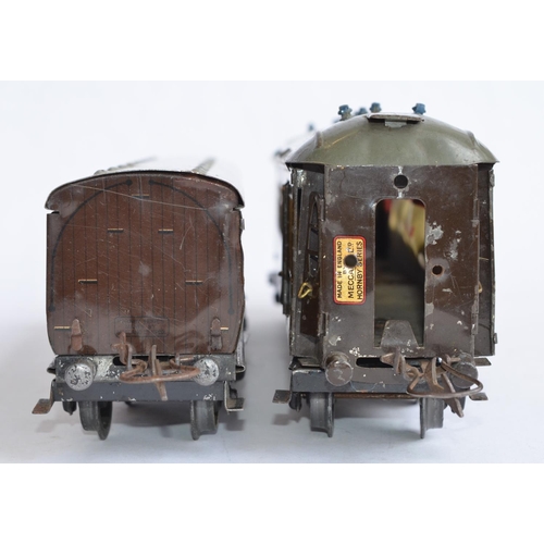 2 pre-war Meccano Hornby Series O gauge bogie railway coaches. A GWR ...