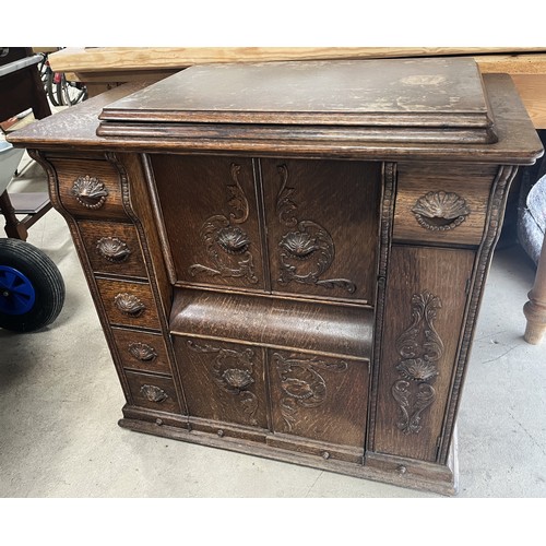 Early 20th century Singer treadle sewing machine in oak cabinet, W81cm