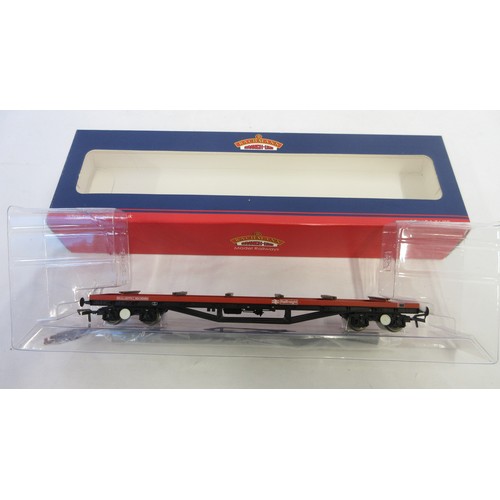 Twenty-six boxed OO gauge Bachmann rolling stock to incl. 3x 30 Ton ...