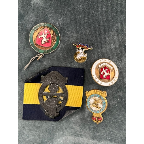 Box of various Kent Buffs and regiments badges including gold on silver ...