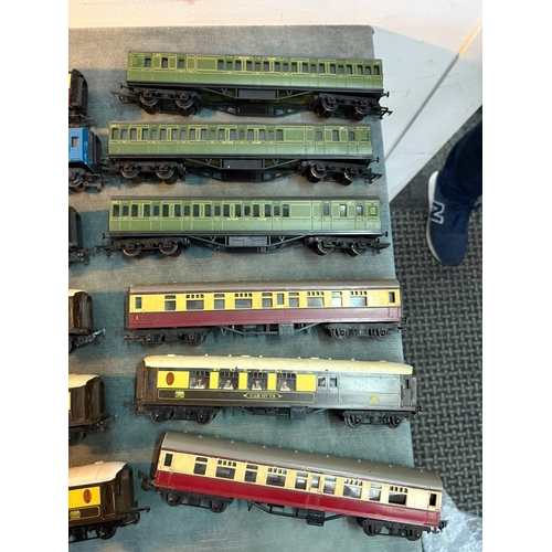 18 Tri-Ang model railway carriages