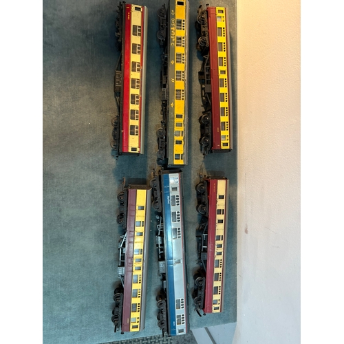 18 Tri-Ang model railway carriages