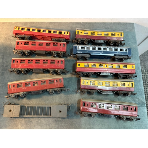 Tri-Ang model railway - box of 10 Medium wagons and other small wagons