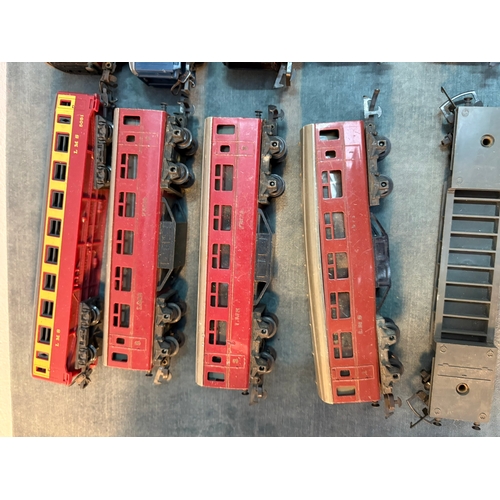 Tri-Ang model railway - box of 10 Medium wagons and other small wagons