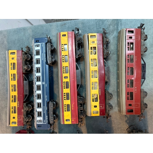 Tri-Ang model railway - box of 10 Medium wagons and other small wagons