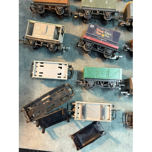 Tri-Ang model railway - box of 10 Medium wagons and other small wagons