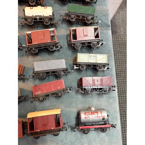 Tri-Ang model railway - box of 10 Medium wagons and other small wagons