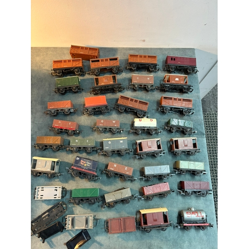 Tri-Ang model railway - box of 10 Medium wagons and other small wagons