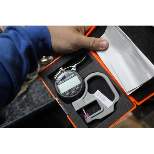 BOX OF DIGITAL MICROMETERS