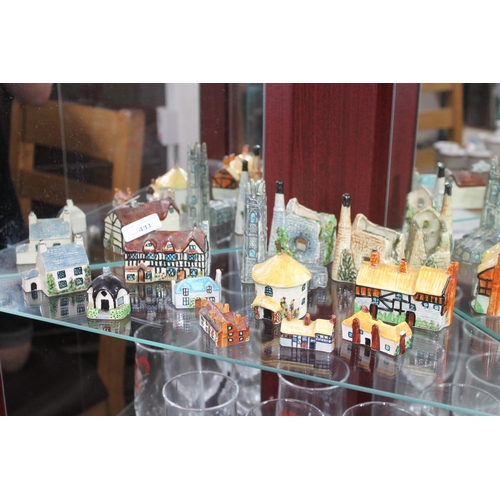 MINIATURE REPLICA FAMOUS HOUSES
