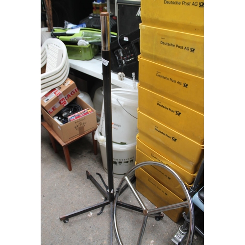 COLLAPSIBLE CAROUSEL CLOTHES HANGING RAIL