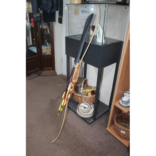 BOW AND SELECTION OF BOLTS