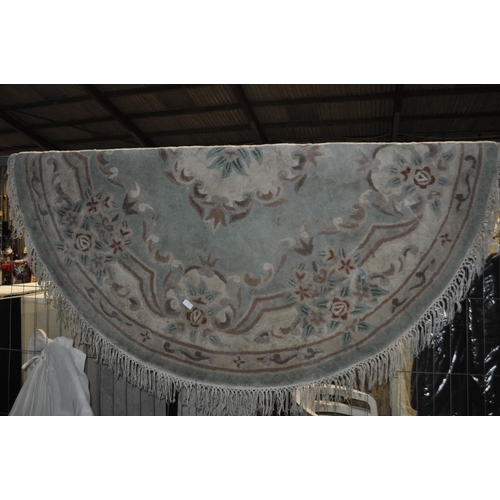 LARGE ROUND PATTERNED RUG WITH TASSLES