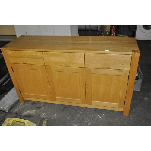 SOLID OAK 3 DOOR SIDEBOARD (EXTREMELY HEAVY)