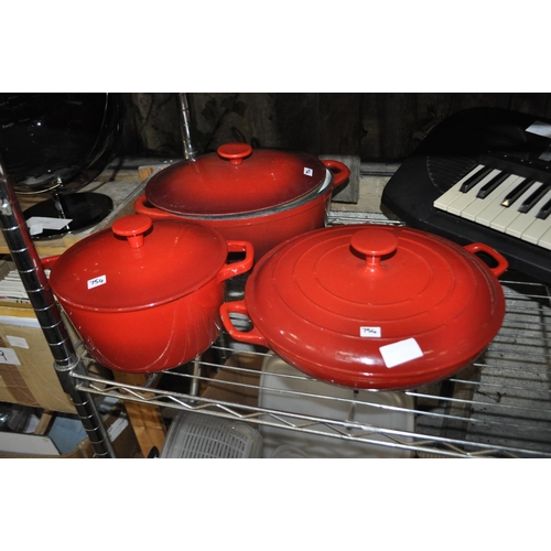 3 CASWT IRON LIDDED COOKING PANS