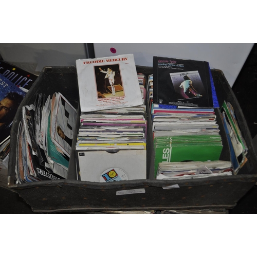 LARGE QTY OF VINYL SINGLE RECORDS