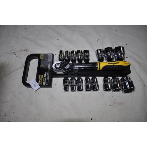 17 PIECE 1/2 INCH SQUARE DRIVE SOCKET SET