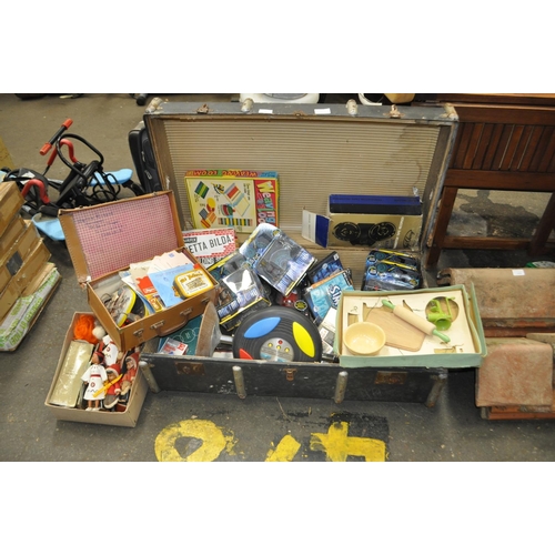 LARGE SUITCASE OF VINTAGE GAMES AND IJNC AIRFIX LEGO STYLE BUILDING SET ...