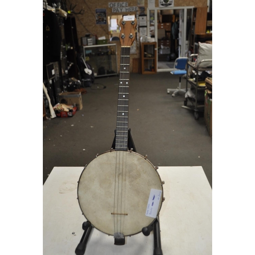 A VINTAGE 4 STRING BANJO IN LOVELY CONDITION - SOUNDS TERRIBLE WHEN ...