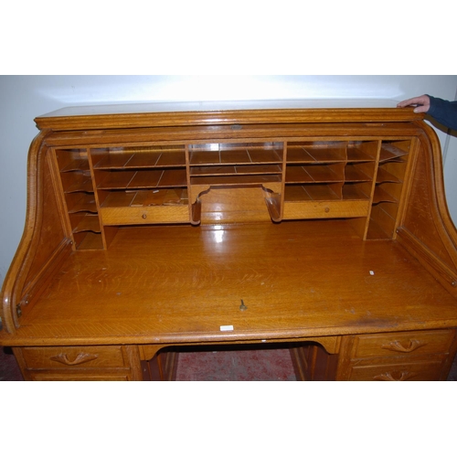 Oak roll-top desk of large proportions, with tambour roller shutter ...