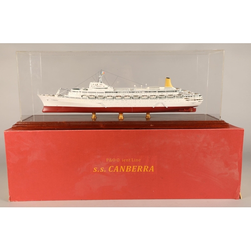 P & O S.S. Canberra model ship in display case, case measurements 26cm ...