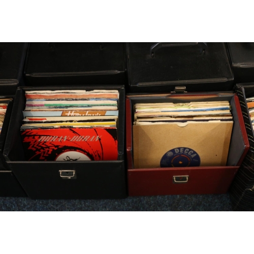 Large collection of mixed singles in ten cases.