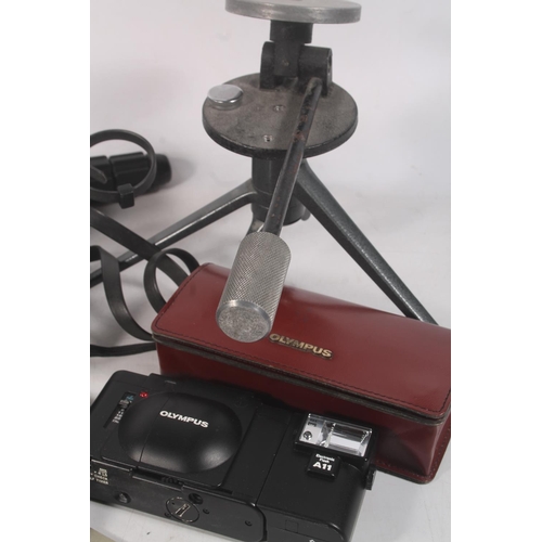 Vintage cameras to include Argus rangefinder camera fitted with Argus ...