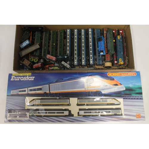 Hornby Railways HO scale model railways R647 Eurostar electric train set with '3211'and '3212' Euros