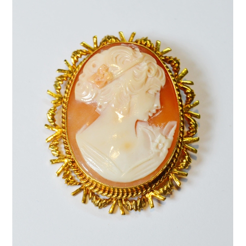 9ct gold-mounted carved oval shell cameo brooch depicting a portrait ...