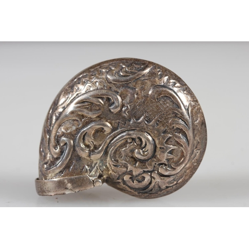 Antique style silver foliate decorated snuff mull, 18g.