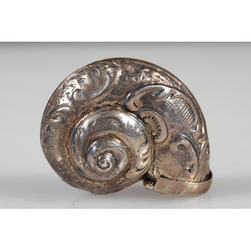 Antique style silver foliate decorated snuff mull, 18g.