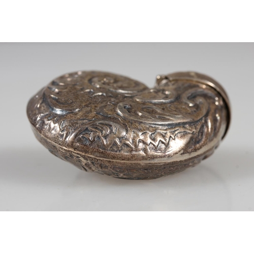 Antique style silver foliate decorated snuff mull, 18g.