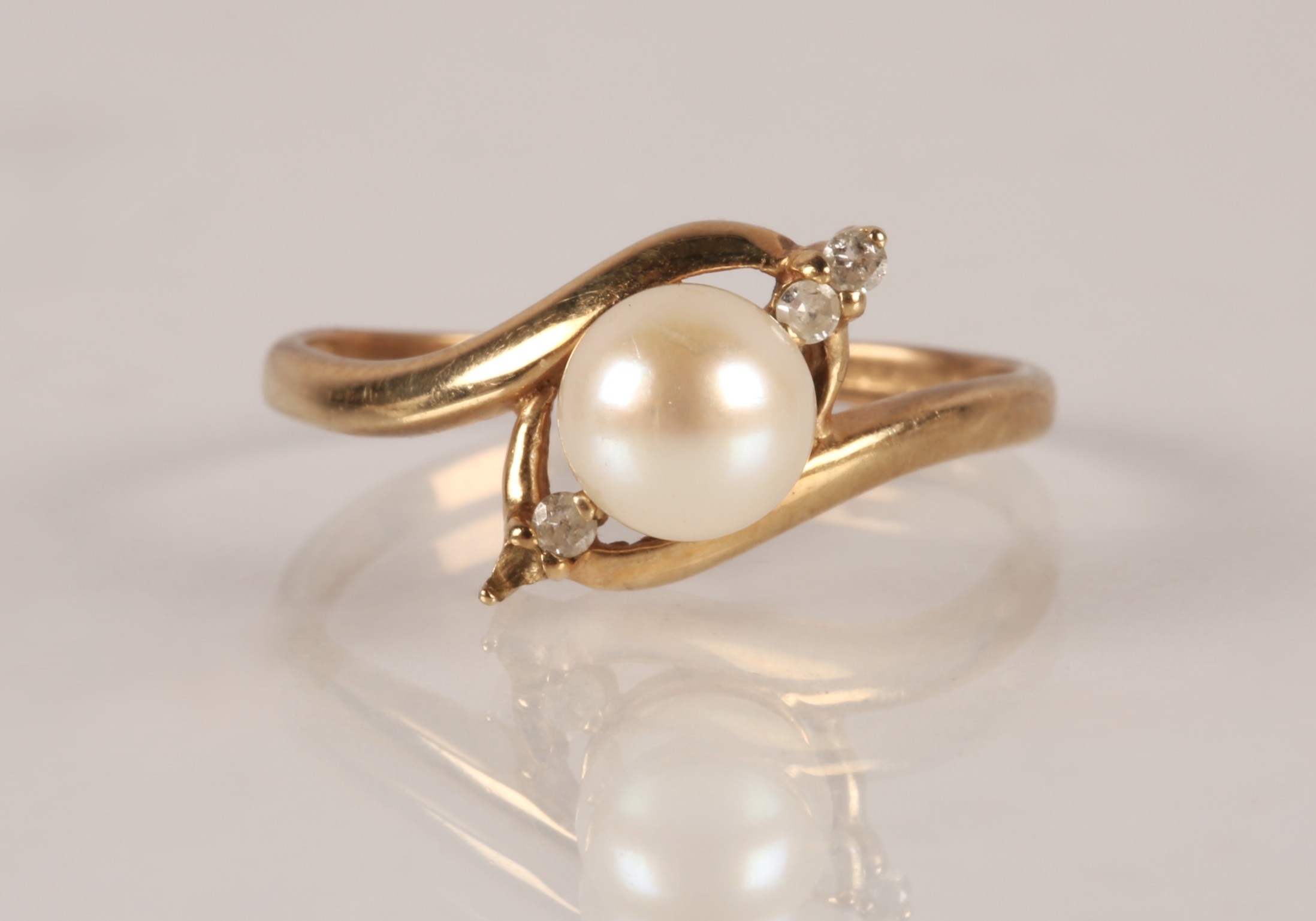 Ladies 9ct yellow gold seed pearl diamond chip ring, ring size N, gross ...