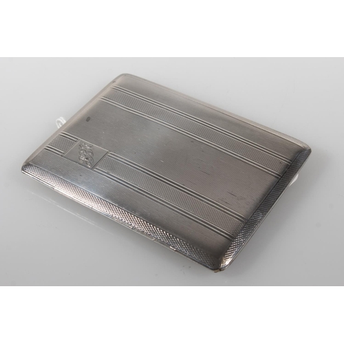 Silver cigarette case with engine turning decoration, 158g.