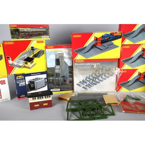 Hornby OO Gauge model railway trackside accessories to include Car ...