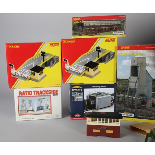 Hornby OO Gauge model railway trackside accessories to include Car ...
