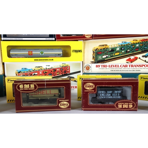 Collection of boxed OO Gauge carriages, wagons, and rolling stock to ...