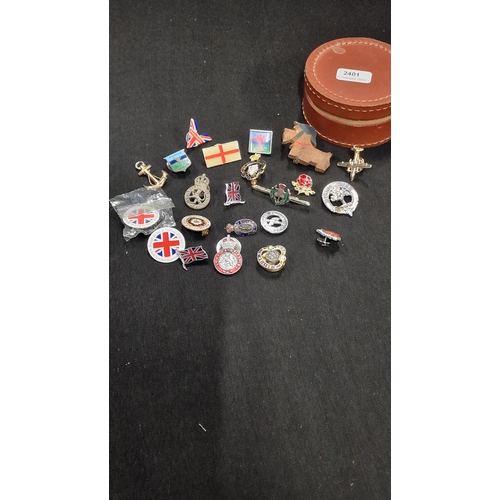 A collection of mainly military badges, pin badges and tie pin. Comes ...