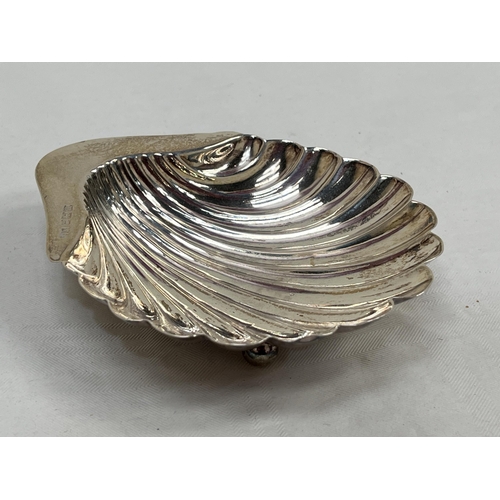 An Edward VII silver butter shell. Sheffield 1904. 5" long. 1ozs 12dwts