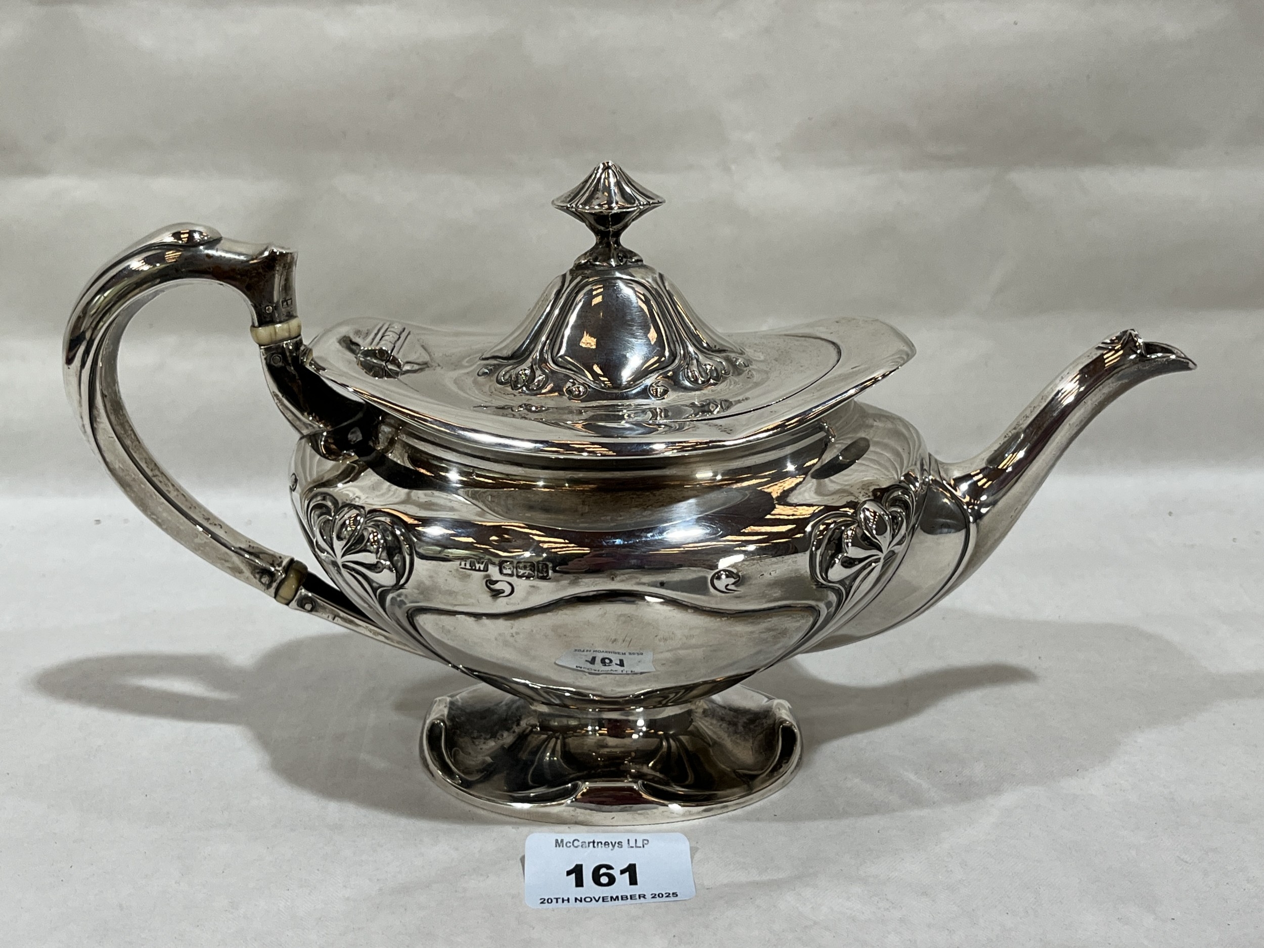 An Edward VII silver Art-Nouveau design teapot. Sheffield 1902. 11in ...