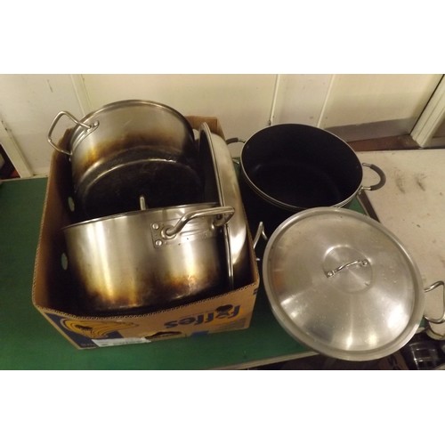 4 large cooking pots and 2 trays.