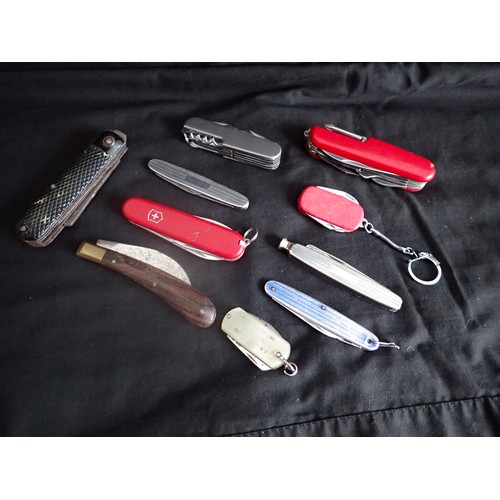 Selection of vintage Pen knives, pen / fruit knife etc.