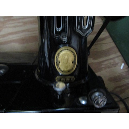 SINGER SEWING MACHINE IN CASE MODEL 222K