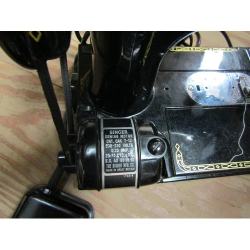 SINGER SEWING MACHINE IN CASE MODEL 222K