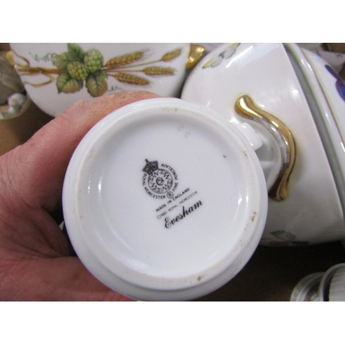 BOX OF ROYAL WORCESTER EVESHAM PATTERN DINNERWARES