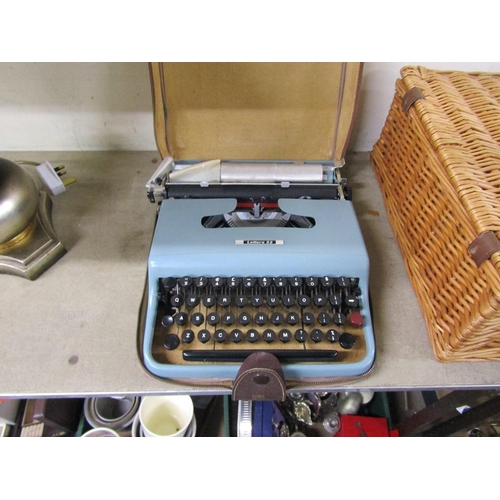 VINTAGE TYPEWRITER