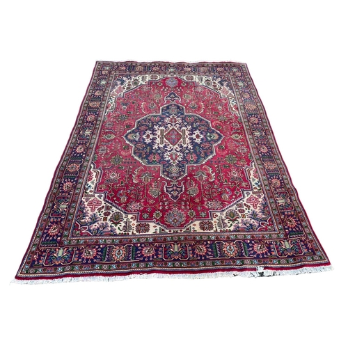 A large vintage Kashan Middle Eastern rug. 332 x 242cm