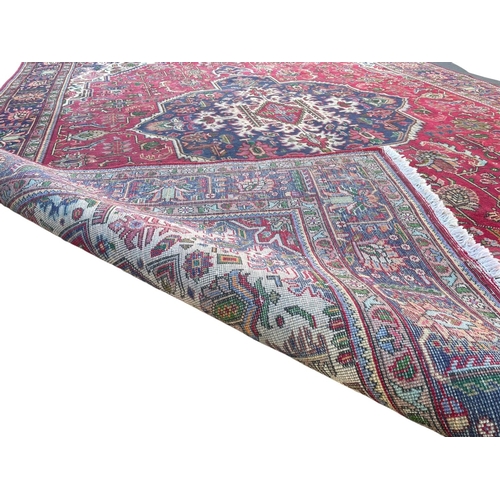 A large vintage Kashan Middle Eastern rug. 332 x 242cm