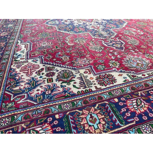 A large vintage Kashan Middle Eastern rug. 332 x 242cm